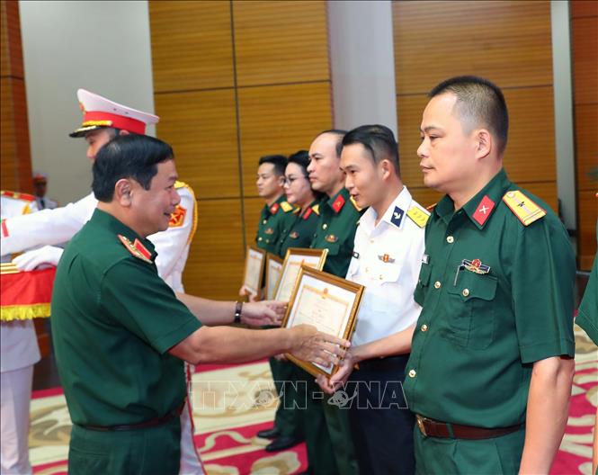 Phát huy phẩm chất ''Bộ đội Cụ Hồ'', kiên quyết chống chủ nghĩa cá nhân ...