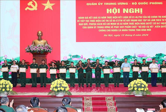 Phát huy phẩm chất ''Bộ đội Cụ Hồ'', kiên quyết chống chủ nghĩa cá nhân ...