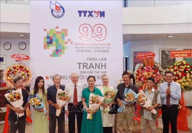 TP. Hồ Chí Minh khai mạc triển lãm tranh ‘’99’’ của những người làm báo - Ảnh thời sự trong nước ...
