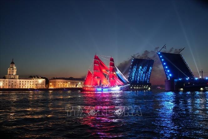 Cánh buồm đỏ thắm - Lễ trưởng thành của học sinh phổ thông Nga - Ảnh ...