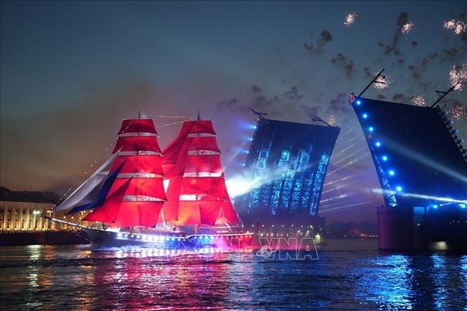 Cánh buồm đỏ thắm - Lễ trưởng thành của học sinh phổ thông Nga - Ảnh ...