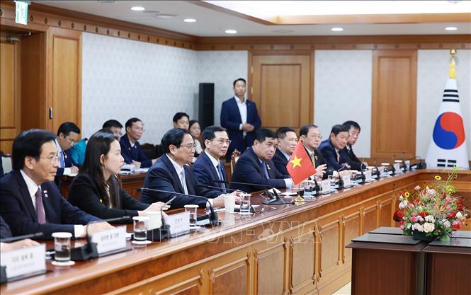 Thủ tướng Phạm Minh Chính hội đàm với Thủ tướng Hàn Quốc Han Duck Soo ...