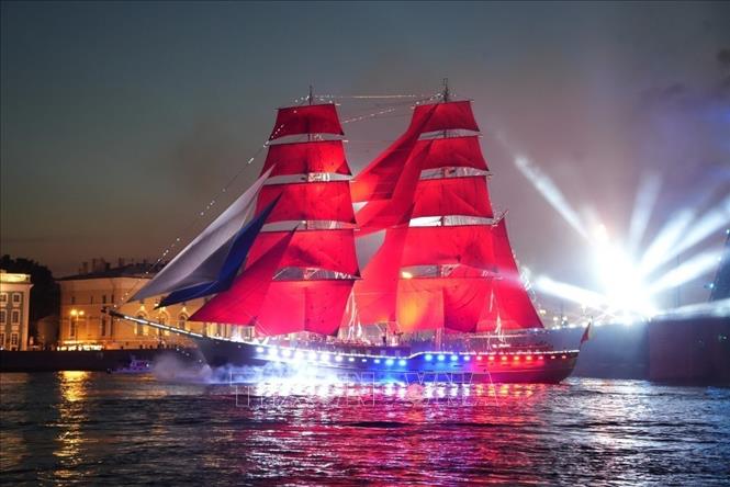 "Cánh buồm đỏ thắm" - lễ trưởng thành của học sinh phổ thông Nga - Ảnh ...