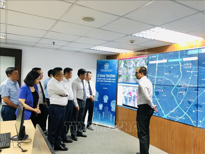 Hanoi pilots smart transport operation system - VNA Photos - Vietnam ...