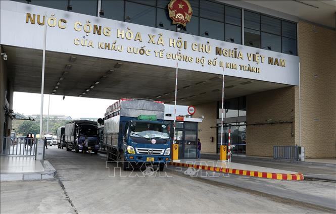 Lao Cai border gate sees 143% surge in import-export revenue in H1 ...