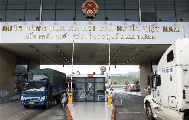 Lao Cai border gate sees 143% surge in import-export revenue in H1 ...
