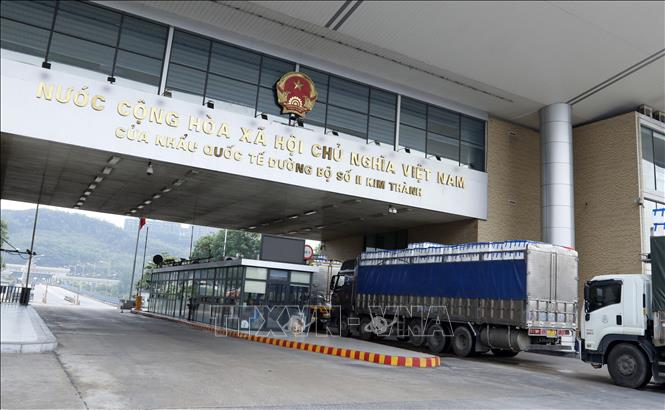 Lao Cai border gate sees 143% surge in import-export revenue in H1 ...