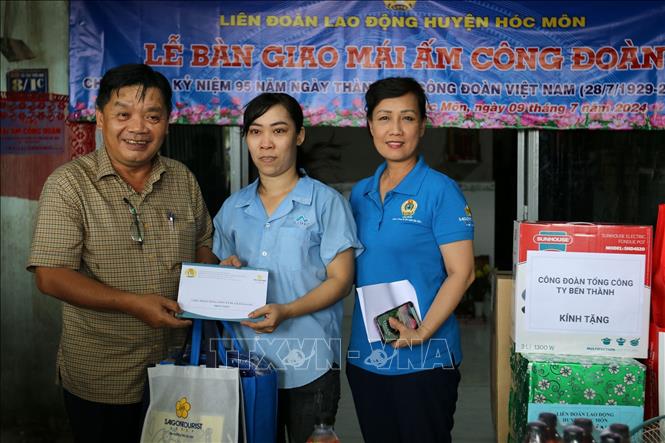 Trao tặng "Mái ấm Công đoàn" cho công nhân có hoàn cảnh khó khăn ở ...