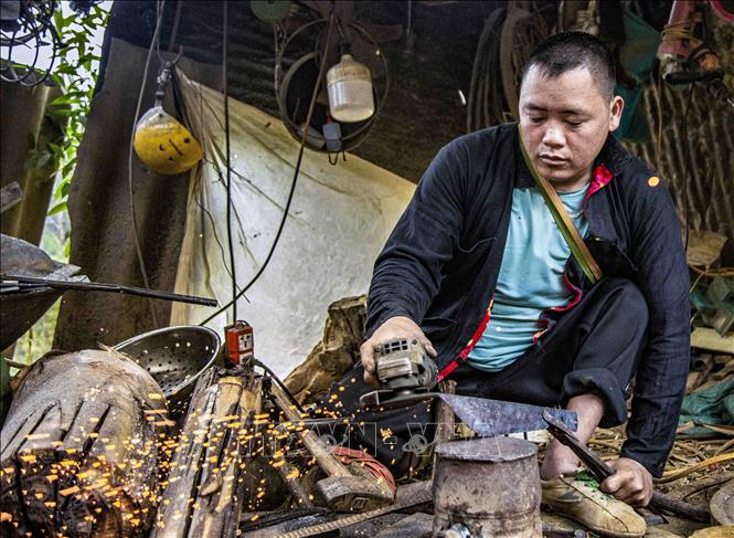 Người Mông ở Điện Biên giữ nghề rèn truyền thống - Ảnh thời sự trong ...