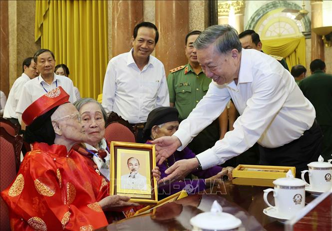Chủ tịch nước gặp mặt Đoàn đại biểu người có công với cách mạng tiêu ...