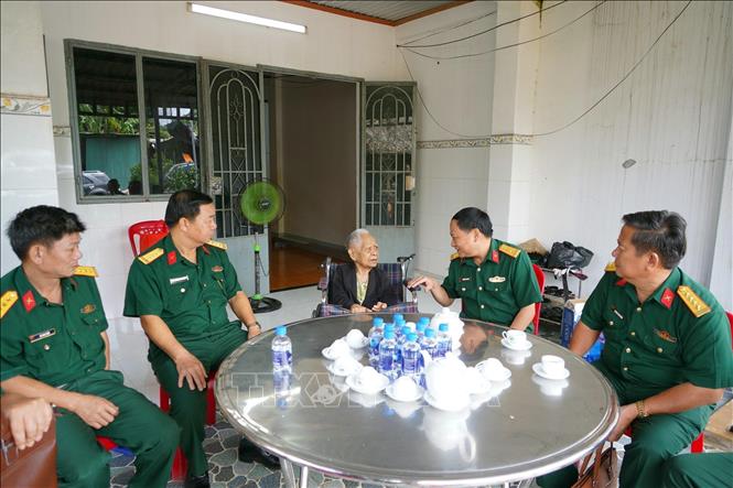 Quân khu 7 thăm, tặng quà Trung tâm Điều dưỡng Thương binh và Người có ...