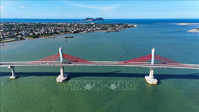 Impressive new bridges connect Nghe An and Ha Tinh provinces - VNA ...