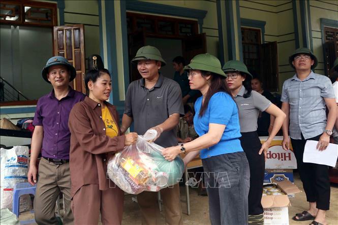 Hỗ trợ các mặt hàng thiết yếu cho người dân bản Phiêng Nghè (Sơn La) - Ảnh thời sự trong nước ...