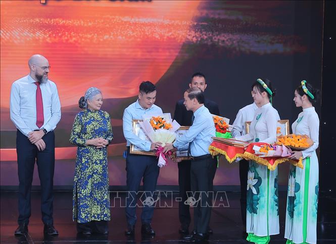 “Thắp sáng tương lai” vì nạn nhân chất độc da cam/dioxin - Ảnh thời sự ...