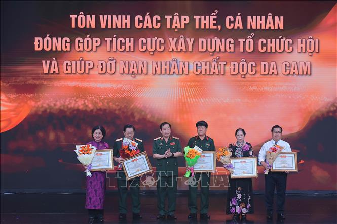 “Thắp sáng tương lai” vì nạn nhân chất độc da cam/dioxin - Ảnh thời sự ...