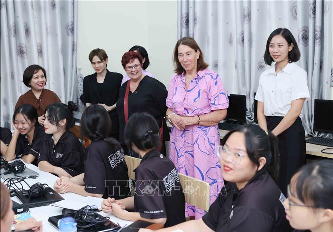 Chủ tịch Thượng viện Australia Sue Lines thăm Trung tâm đào tạo nghề ...