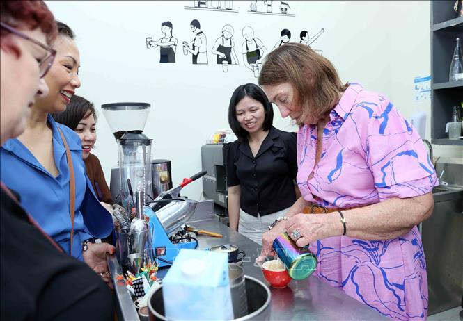 Chủ tịch Thượng viện Australia Sue Lines thăm Trung tâm đào tạo nghề ...