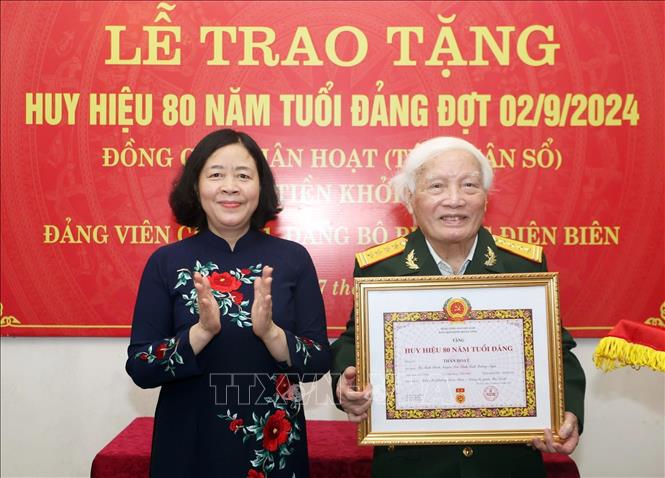 Bí thư Thành ủy Hà Nội trao Huy hiệu 80 năm tuổi Đảng tặng đồng chí ...