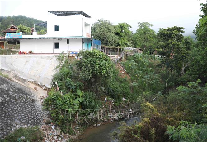 Nguy cơ sạt lở tại những ngôi nhà nằm cheo leo bên sông, suối ở vùng ...