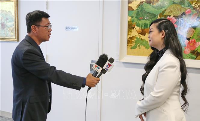 Đại sứ Đặng Hoàng Giang tiếp nữ phi hành gia Amanda Nguyễn - Ảnh thời ...