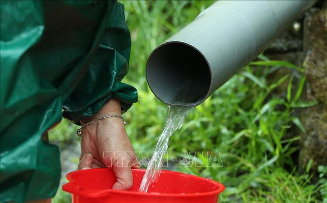 Người dân Lào Cai đội mưa nhọc nhằn hứng nước sạch trong tâm lũ - Ảnh ...