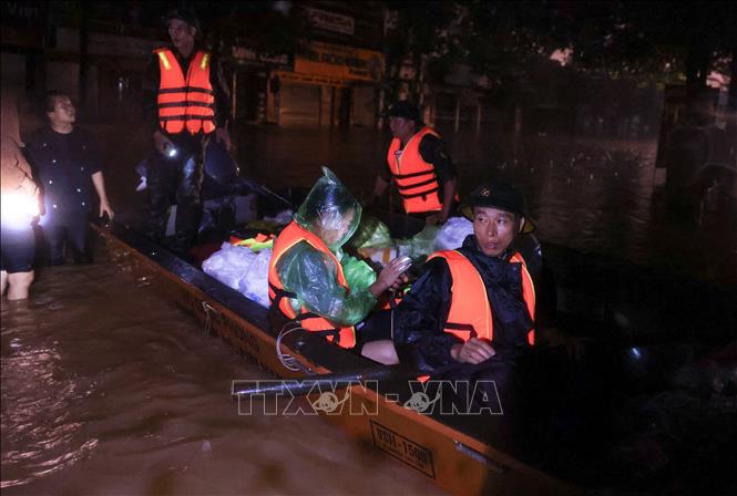 Cán bộ, Chiến sĩ Lữ đoàn Phòng không 210 cứu trợ dân Thái Nguyên xuyên đêm - Ảnh thời sự trong ...