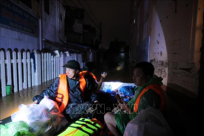 Cán bộ, Chiến sĩ Lữ đoàn Phòng không 210 cứu trợ dân Thái Nguyên xuyên đêm - Ảnh thời sự trong ...