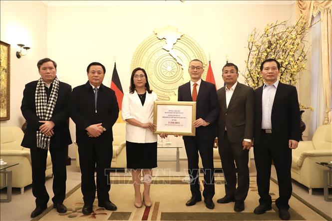 Overseas Vietnamese worldwide raise funds for flood victims in Vietnam ...