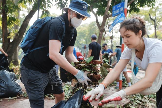Foreigners help clean up Hanoi after Typhoon Yagi - VNA Photos ...