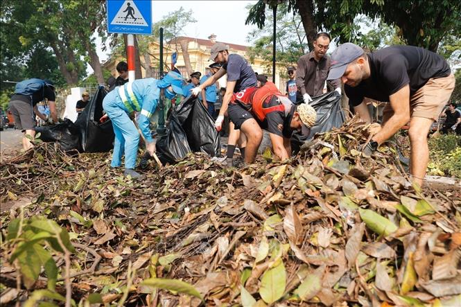 Foreigners help clean up Hanoi after Typhoon Yagi - VNA Photos ...