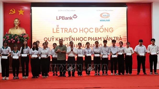 Trao học bổng Quỹ khuyến học Phạm Văn Trà tỉnh Hậu Giang - Ảnh thời sự ...