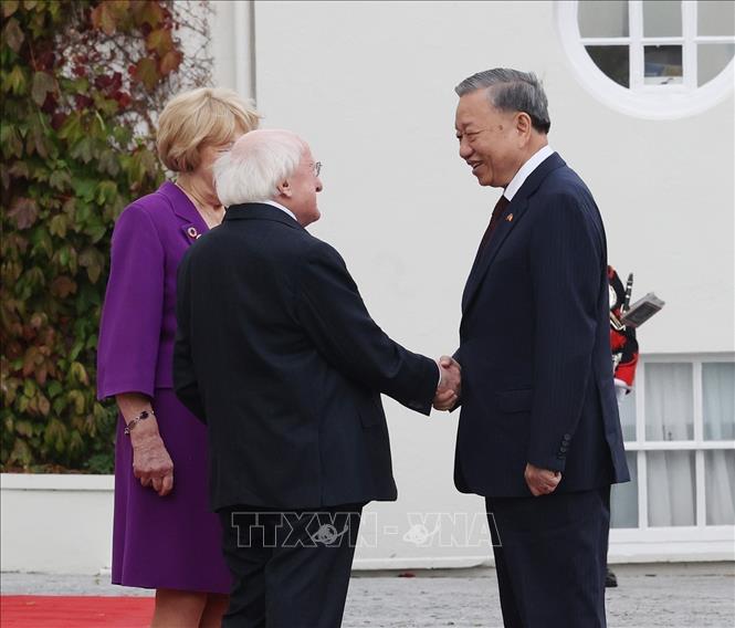 Irish President hosts welcome ceremony for Vietnamese top leader - VNA ...