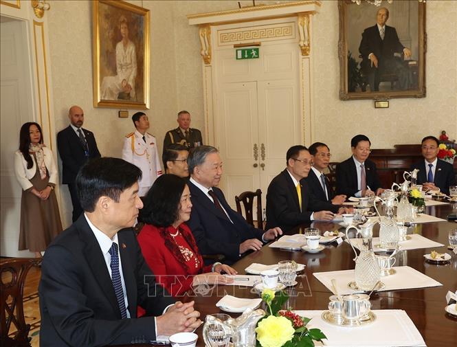 Irish President hosts welcome ceremony for Vietnamese top leader - VNA ...