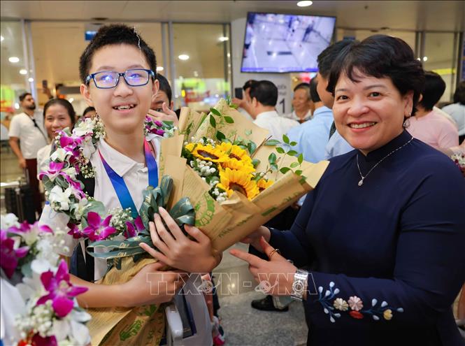 Việt Nam xếp thứ hai toàn đoàn tại Olympic Toán và Khoa học quốc tế ...