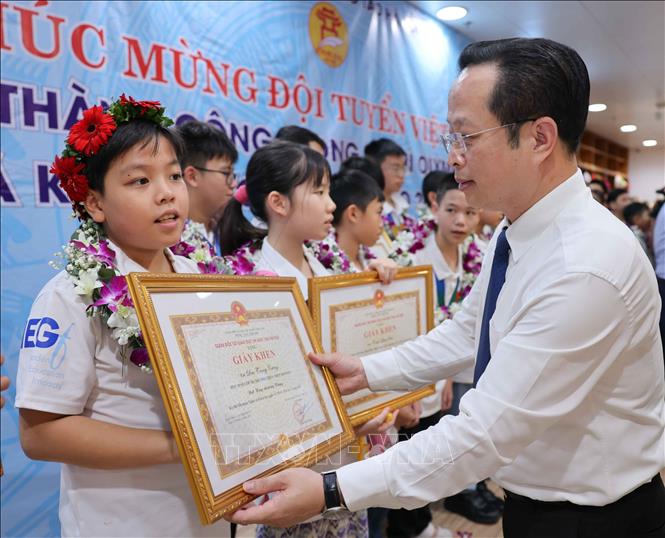 Việt Nam xếp thứ hai toàn đoàn tại Olympic Toán và Khoa học quốc tế ...