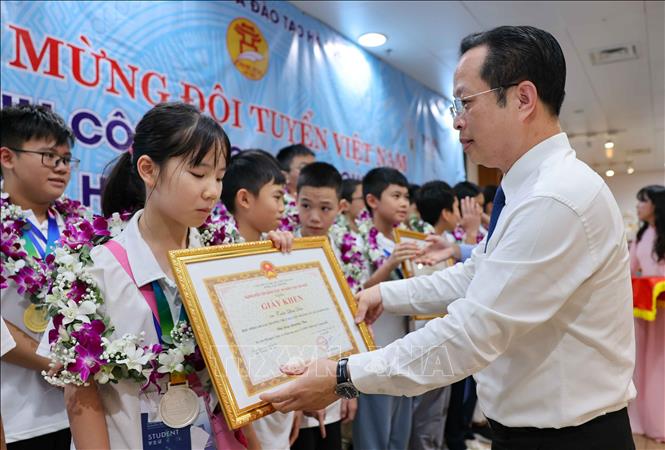 Việt Nam xếp thứ hai toàn đoàn tại Olympic Toán và Khoa học quốc tế ...