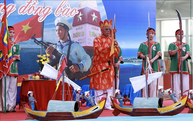 Văn hóa soi đường: Tái hiện “Lễ khao lề thế lính Hoàng Sa” - Ảnh thời ...