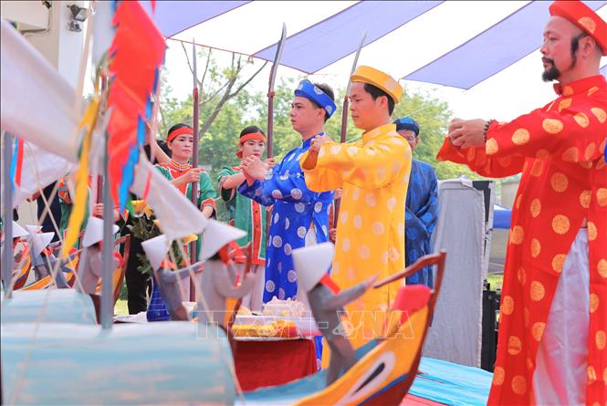 Văn hóa soi đường: Tái hiện “Lễ khao lề thế lính Hoàng Sa” - Ảnh thời ...