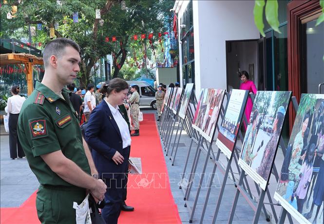 Triển lãm ảnh “Nữ quân nhân Việt Nam trong hoạt động GGHB Liên hợp quốc ...