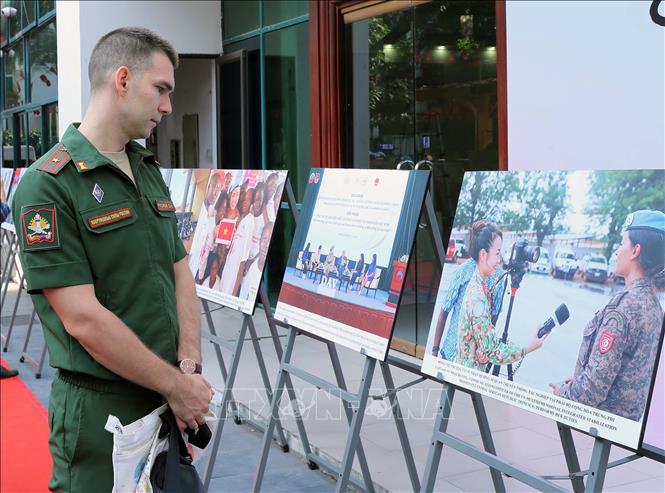 Triển lãm ảnh “Nữ quân nhân Việt Nam trong hoạt động GGHB Liên hợp quốc ...