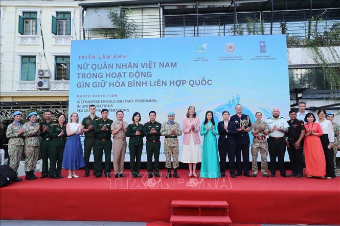 Triển lãm ảnh “Nữ quân nhân Việt Nam trong hoạt động GGHB Liên hợp quốc ...