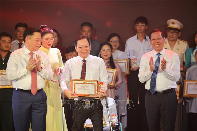 Đảng viên Lê Thanh Bình, gương điển hình xuất sắc vượt khó trong học tập, lao động - Ảnh thời sự ...