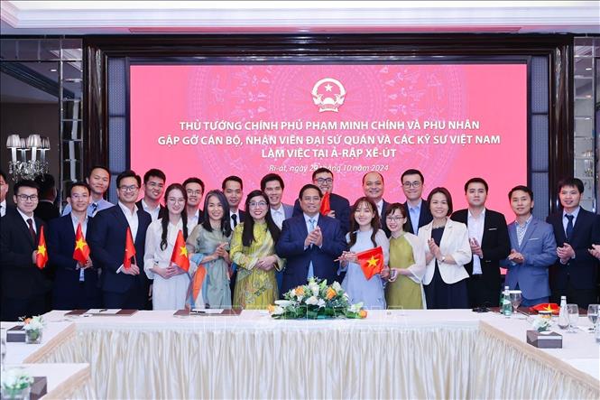 PM meets Vietnamese community in Saudi Arabia - VNA Photos - Vietnam ...