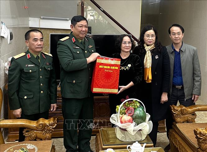 Thượng tướng Huỳnh Chiến Thắng thăm, tặng quà gia đình chính sách tại tỉnh Hà Giang - Ảnh thời ...