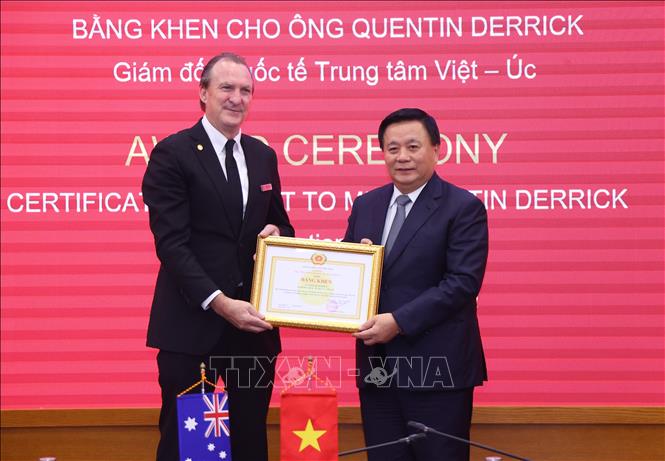 Trao Kỷ niệm chương tặng Đại sứ Australia - Ảnh thời sự trong nước ...
