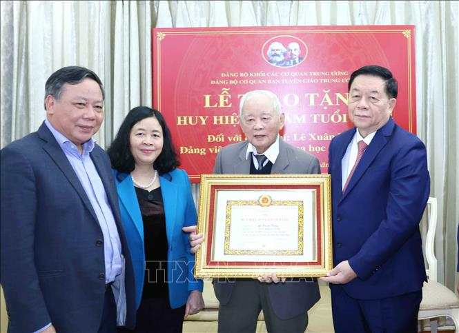 Nguyên Bí thư Thành uỷ Hà Nội Lê Xuân Tùng nhận Huy hiệu 65 năm tuổi Đảng - Ảnh thời sự trong ...