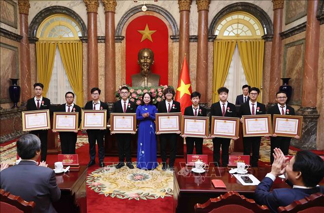 Phó Chủ tịch nước trao Huân chương Lao động cho học sinh đoạt giải quốc ...