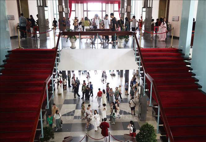 Đông đảo du khách tham quan Dinh Độc Lập trong ngày đầu năm 2025 - Ảnh thời sự trong nước - Văn ...