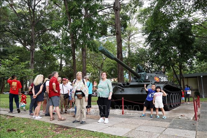 Đông đảo du khách tham quan Dinh Độc Lập trong ngày đầu năm 2025 - Ảnh thời sự trong nước - Văn ...