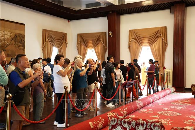 Đông đảo du khách tham quan Dinh Độc Lập trong ngày đầu năm 2025 - Ảnh thời sự trong nước - Văn ...